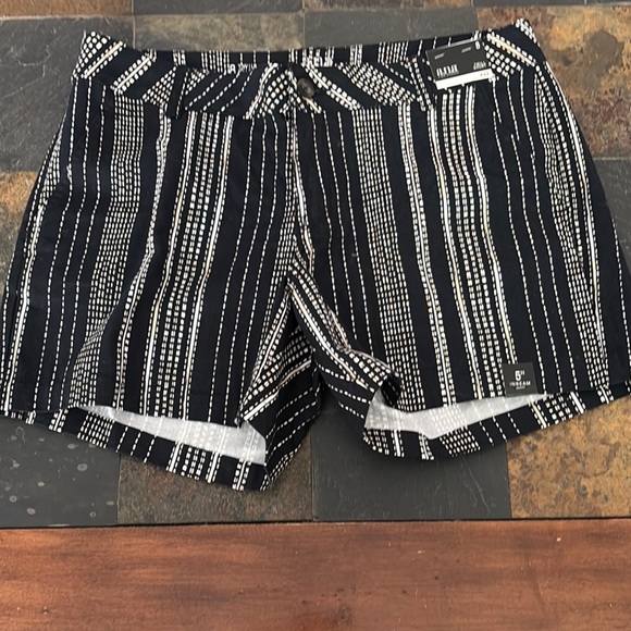 a.n.a | Shorts | Ana Black And White Geometric 5 Inseam Shorts Size 8 ...